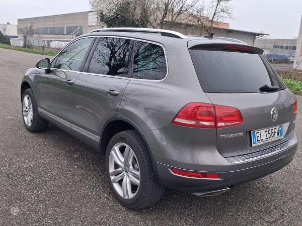 Pelēks Volkswagen Touareg 2012 Kauņa, ar dzinēja tilpumu 2.97 L un nobraukumu 198 tūkst. km par 12500 €, foto 3 vietnē AUTOMOTO.COM.LV