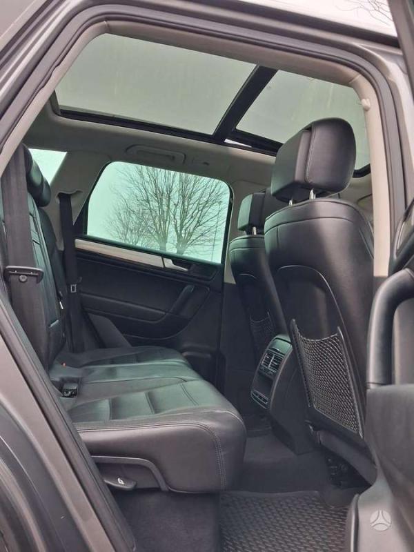 Pelēks Volkswagen Touareg 2012 Kauņa, ar dzinēja tilpumu 2.97 L un nobraukumu 198 tūkst. km par 12500 €, foto 5 vietnē AUTOMOTO.COM.LV