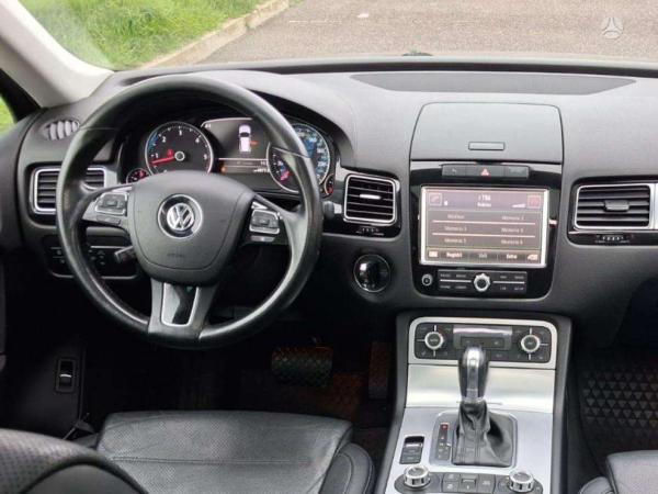 Pelēks Volkswagen Touareg 2012 Kauņa, ar dzinēja tilpumu 2.97 L un nobraukumu 198 tūkst. km par 12500 €, foto 6 vietnē AUTOMOTO.COM.LV