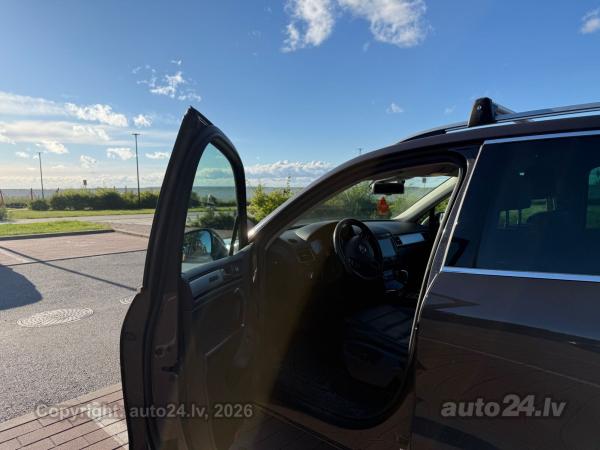 Grey Volkswagen Touareg 2012 in Tallinn, with an engine capacity of 3.00 L and mileage of 349 thousand km for 11499 €, photo 7 on AUTOMOTO.COM.LV