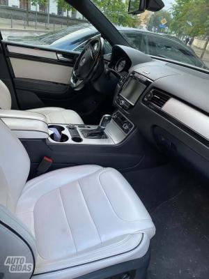 Grey Volkswagen Touareg 2012 in Kaunas, with an engine capacity of 3.00 L and mileage of 317 thousand km for 9800 €, photo 4 on AUTOMOTO.COM.LV