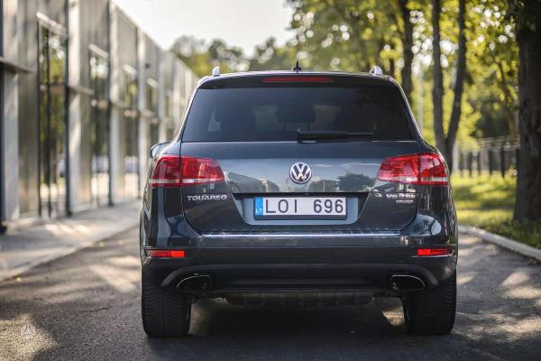 Grey Volkswagen Touareg 2012 in Kaunas, with an engine capacity of 2.97 L and mileage of 360 thousand km for 11500 €, photo 7 on AUTOMOTO.COM.LV