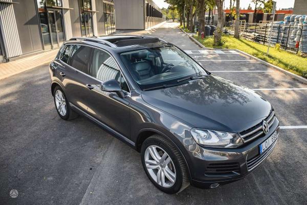 Grey Volkswagen Touareg 2012 in Kaunas, with an engine capacity of 2.97 L and mileage of 360 thousand km for 11500 €, photo 8 on AUTOMOTO.COM.LV