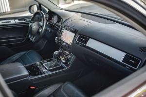 Pelēks Volkswagen Touareg 2012 Kauņa, ar dzinēja tilpumu 2.97 L un nobraukumu 360 tūkst. km par 11500 €, foto 13 vietnē AUTOMOTO.COM.LV