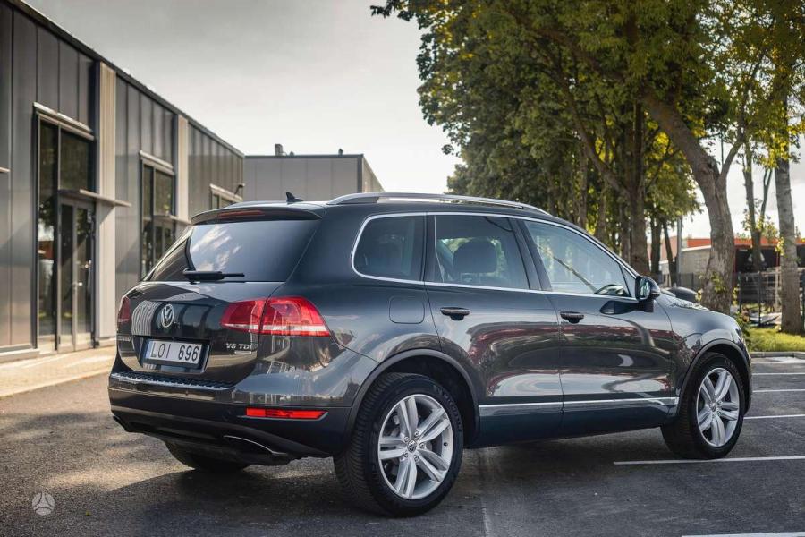 Pelēks Volkswagen Touareg 2012 Kauņa, ar dzinēja tilpumu 2.97 L un nobraukumu 360 tūkst. km par 11500 €, foto 33 vietnē AUTOMOTO.COM.LV