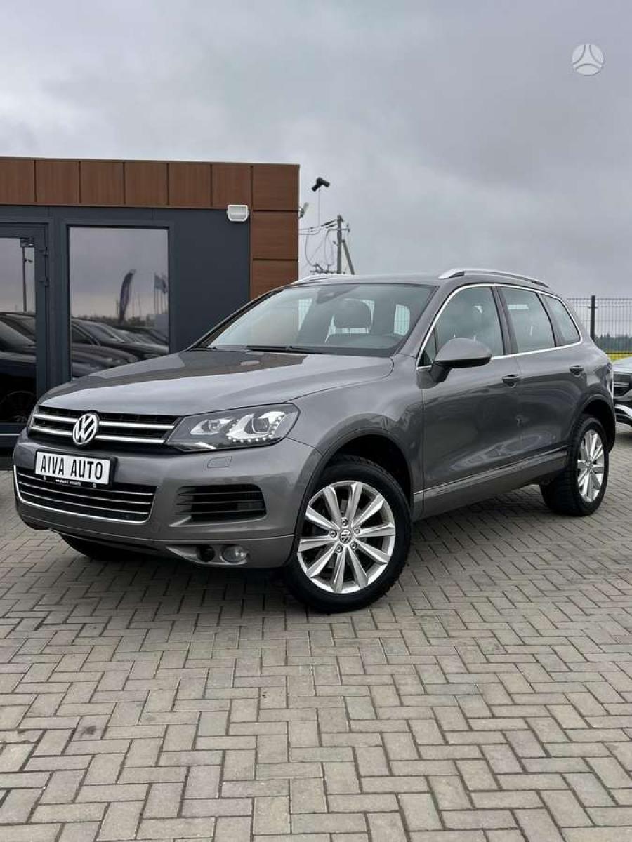 Grey Volkswagen Touareg 2012 in Kaunas, with an engine capacity of 2.97 L and mileage of 353 thousand km for 9700 €, photo 1 on AUTOMOTO.COM.LV