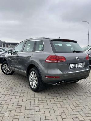 Grey Volkswagen Touareg 2012 in Kaunas, with an engine capacity of 2.97 L and mileage of 353 thousand km for 9700 €, photo 12 on AUTOMOTO.COM.LV