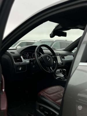 Grey Volkswagen Touareg 2012 in Kaunas, with an engine capacity of 2.97 L and mileage of 353 thousand km for 9700 €, photo 16 on AUTOMOTO.COM.LV