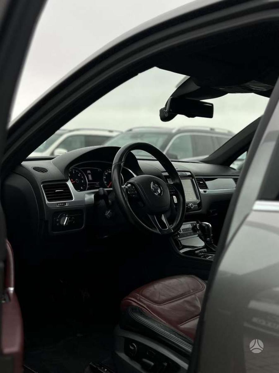 Grey Volkswagen Touareg 2012 in Kaunas, with an engine capacity of 2.97 L and mileage of 353 thousand km for 9700 €, photo 16 on AUTOMOTO.COM.LV