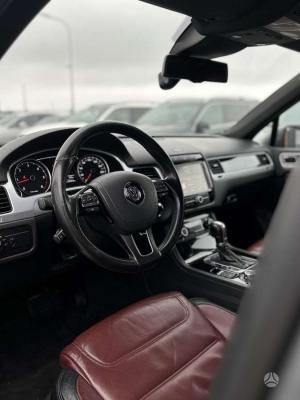 Grey Volkswagen Touareg 2012 in Kaunas, with an engine capacity of 2.97 L and mileage of 353 thousand km for 9700 €, photo 17 on AUTOMOTO.COM.LV