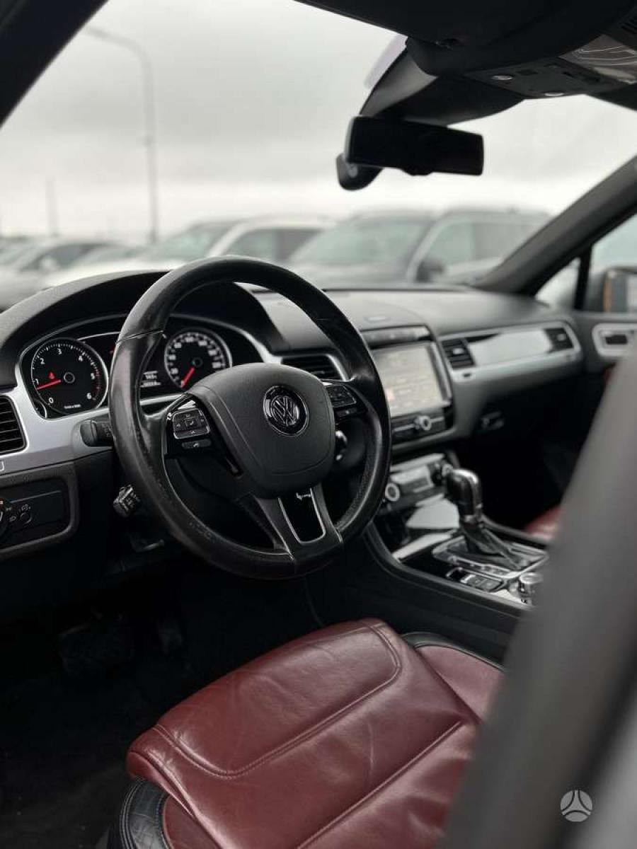 Grey Volkswagen Touareg 2012 in Kaunas, with an engine capacity of 2.97 L and mileage of 353 thousand km for 9700 €, photo 17 on AUTOMOTO.COM.LV