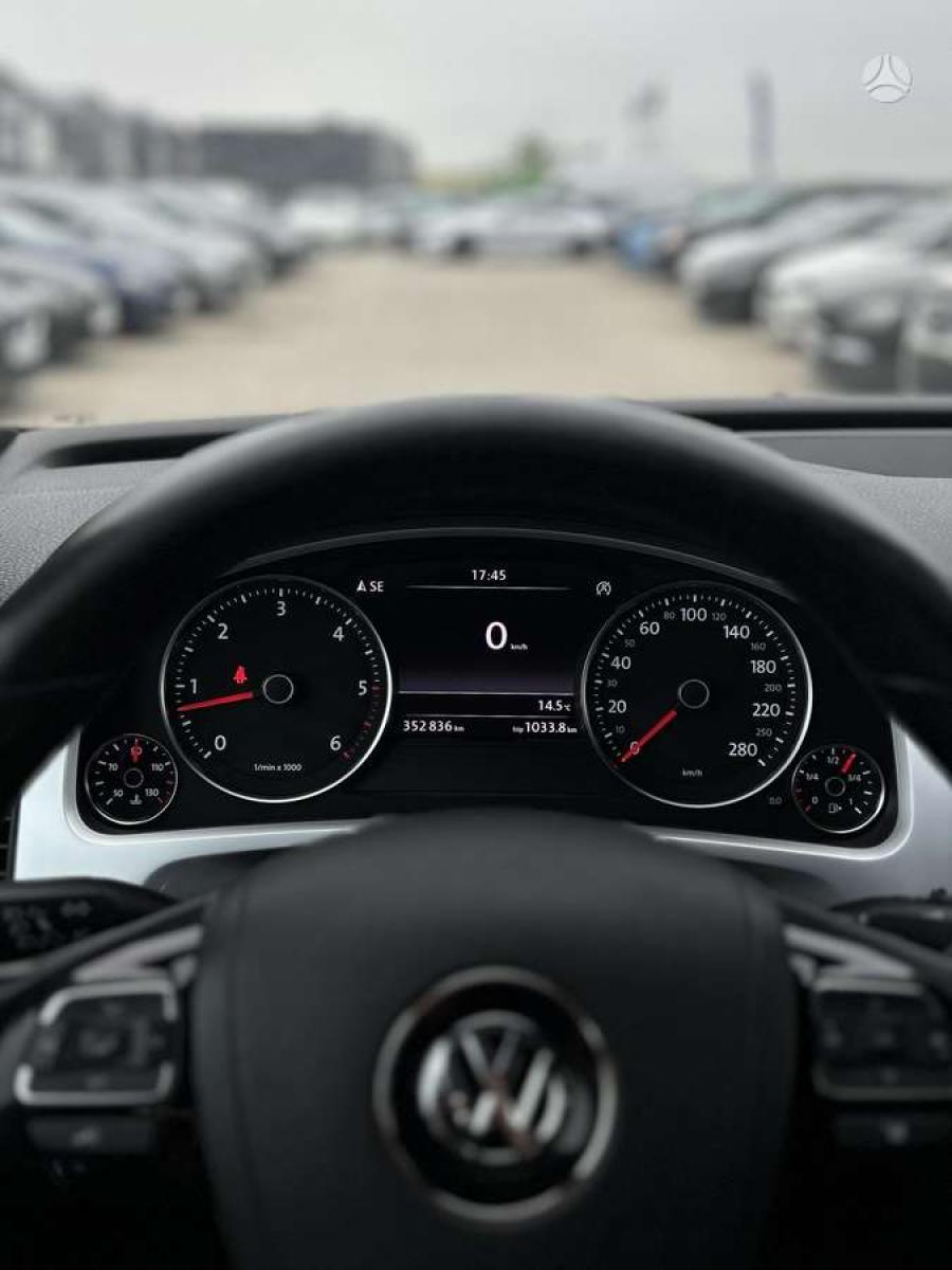 Grey Volkswagen Touareg 2012 in Kaunas, with an engine capacity of 2.97 L and mileage of 353 thousand km for 9700 €, photo 18 on AUTOMOTO.COM.LV