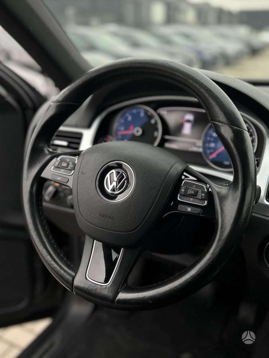 Grey Volkswagen Touareg 2012 in Kaunas, with an engine capacity of 2.97 L and mileage of 353 thousand km for 9700 €, photo 19 on AUTOMOTO.COM.LV