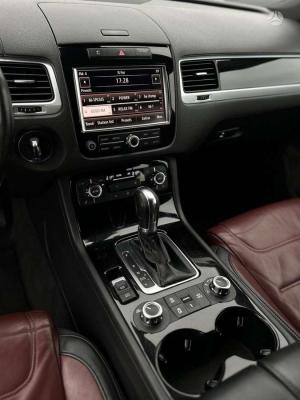 Grey Volkswagen Touareg 2012 in Kaunas, with an engine capacity of 2.97 L and mileage of 353 thousand km for 9700 €, photo 21 on AUTOMOTO.COM.LV