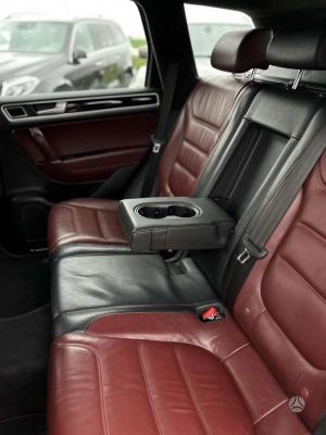 Grey Volkswagen Touareg 2012 in Kaunas, with an engine capacity of 2.97 L and mileage of 353 thousand km for 9700 €, photo 32 on AUTOMOTO.COM.LV