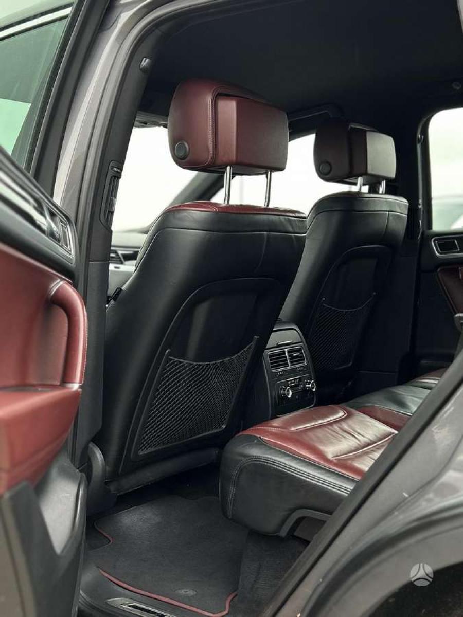 Grey Volkswagen Touareg 2012 in Kaunas, with an engine capacity of 2.97 L and mileage of 353 thousand km for 9700 €, photo 33 on AUTOMOTO.COM.LV