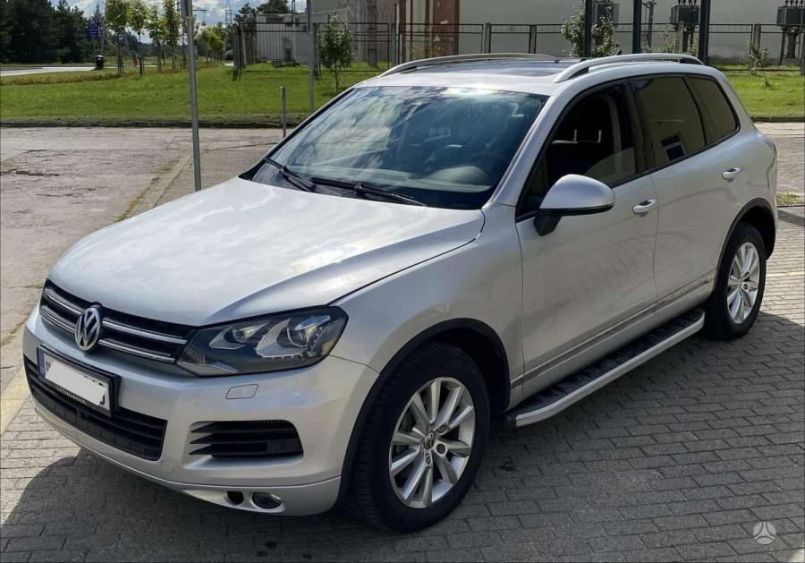 Grey Volkswagen Touareg 2012 in Vilnius, with an engine capacity of 2.97 L and mileage of 410 thousand km for 5999 €, photo 1 on AUTOMOTO.COM.LV