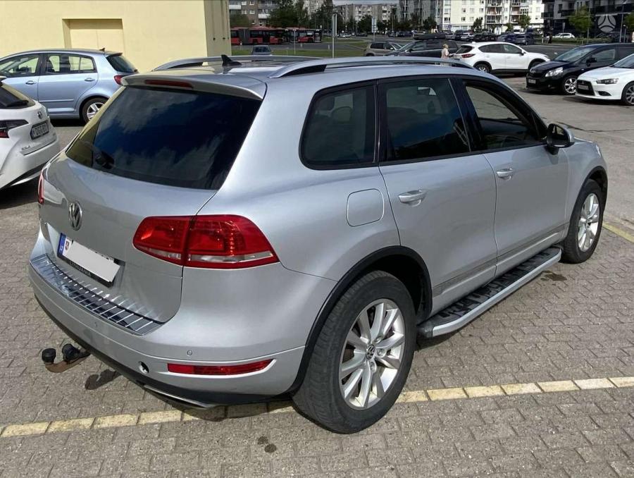 Grey Volkswagen Touareg 2012 in Vilnius, with an engine capacity of 2.97 L and mileage of 410 thousand km for 5999 €, photo 6 on AUTOMOTO.COM.LV