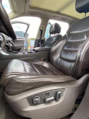Grey Volkswagen Touareg 2012 in Vilnius, with an engine capacity of 2.97 L and mileage of 410 thousand km for 5999 €, photo 7 on AUTOMOTO.COM.LV