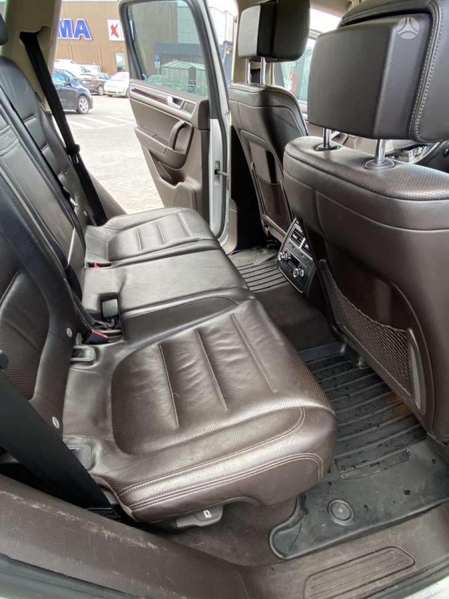 Grey Volkswagen Touareg 2012 in Vilnius, with an engine capacity of 2.97 L and mileage of 410 thousand km for 5999 €, photo 9 on AUTOMOTO.COM.LV
