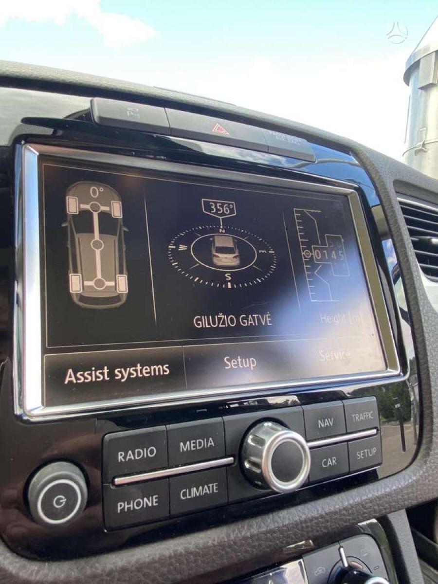 Grey Volkswagen Touareg 2012 in Vilnius, with an engine capacity of 2.97 L and mileage of 410 thousand km for 5999 €, photo 13 on AUTOMOTO.COM.LV
