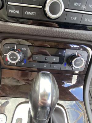 Grey Volkswagen Touareg 2012 in Vilnius, with an engine capacity of 2.97 L and mileage of 410 thousand km for 5999 €, photo 17 on AUTOMOTO.COM.LV