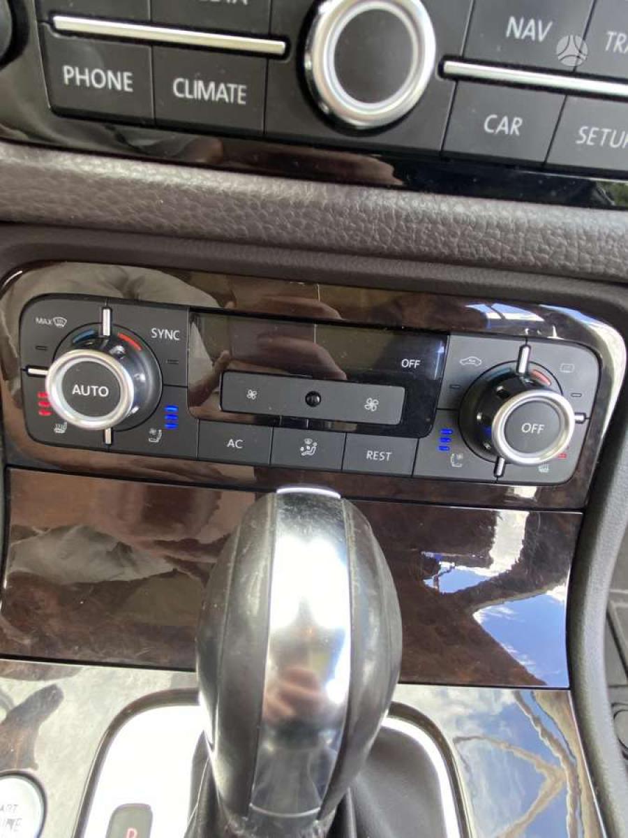 Grey Volkswagen Touareg 2012 in Vilnius, with an engine capacity of 2.97 L and mileage of 410 thousand km for 5999 €, photo 17 on AUTOMOTO.COM.LV