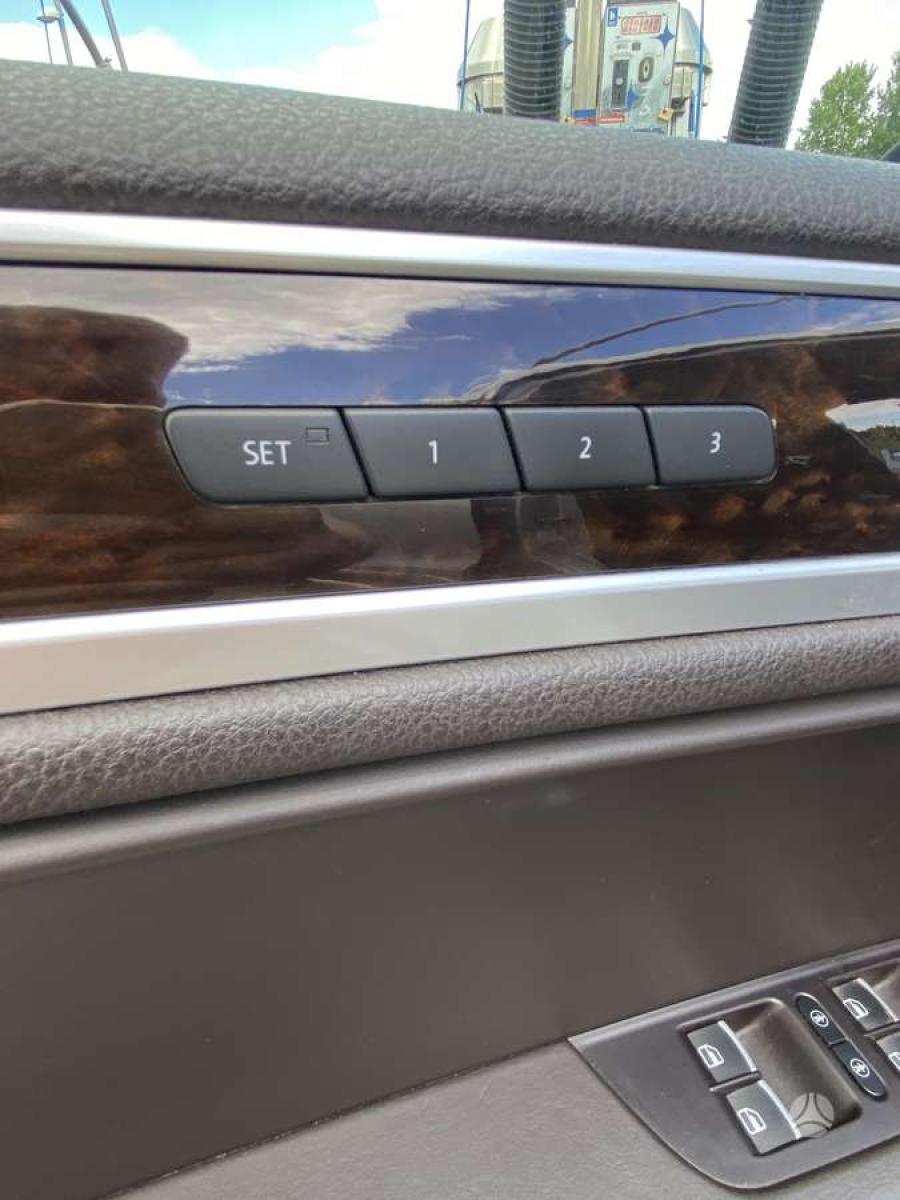 Grey Volkswagen Touareg 2012 in Vilnius, with an engine capacity of 2.97 L and mileage of 410 thousand km for 5999 €, photo 19 on AUTOMOTO.COM.LV
