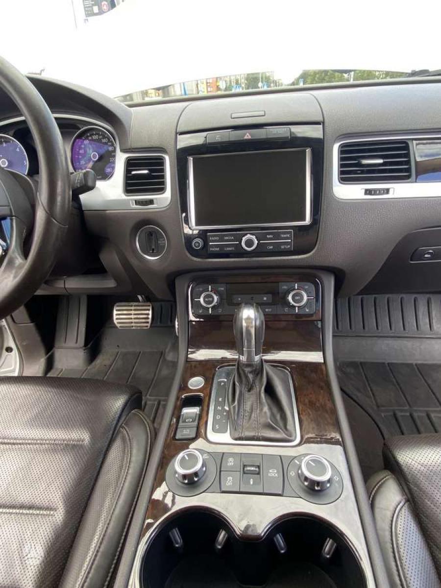Grey Volkswagen Touareg 2012 in Vilnius, with an engine capacity of 2.97 L and mileage of 410 thousand km for 5999 €, photo 22 on AUTOMOTO.COM.LV