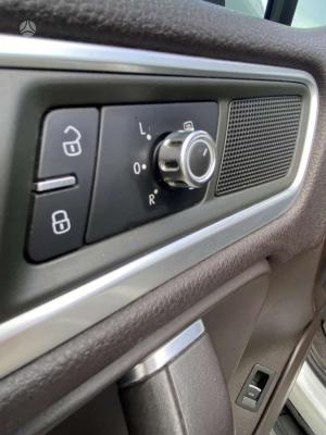 Grey Volkswagen Touareg 2012 in Vilnius, with an engine capacity of 2.97 L and mileage of 410 thousand km for 5999 €, photo 24 on AUTOMOTO.COM.LV
