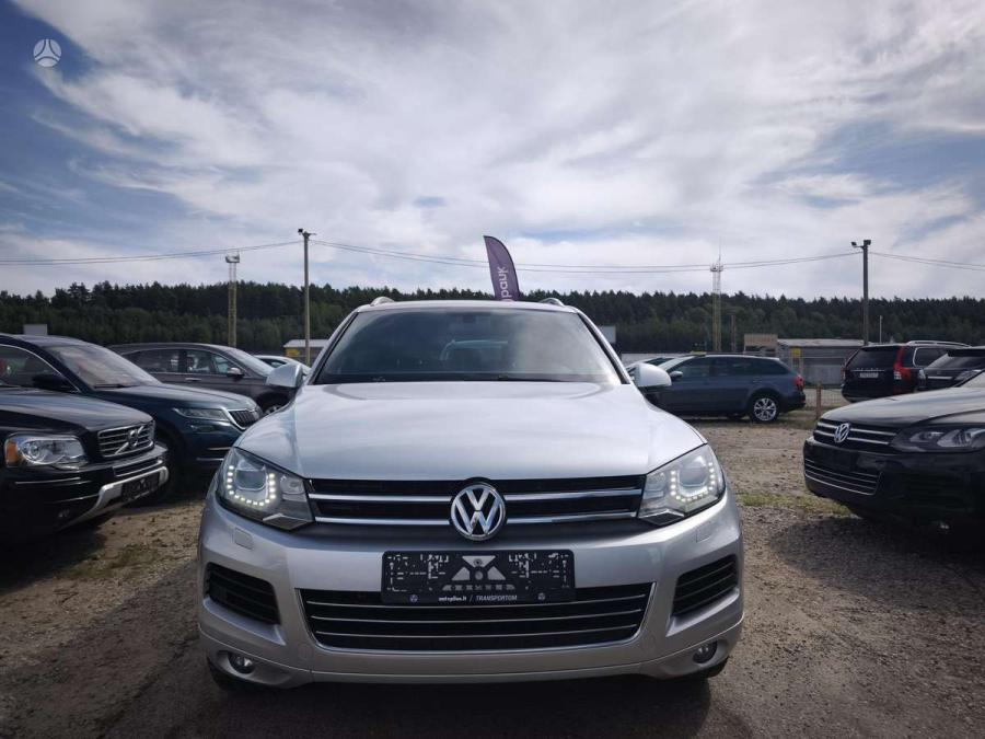 Pelēks Volkswagen Touareg 2012 Viļņa, ar dzinēja tilpumu 3.00 L un nobraukumu 234 tūkst. km par 11950 €, foto 3 vietnē AUTOMOTO.COM.LV