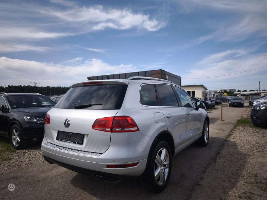 Pelēks Volkswagen Touareg 2012 Viļņa, ar dzinēja tilpumu 3.00 L un nobraukumu 234 tūkst. km par 11950 €, foto 5 vietnē AUTOMOTO.COM.LV