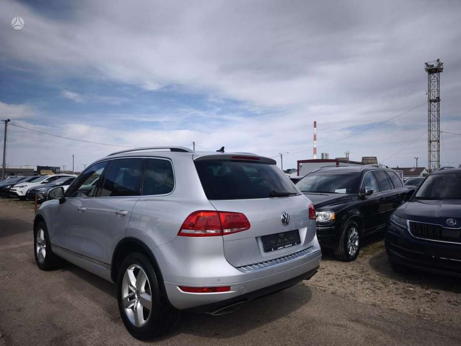 Pelēks Volkswagen Touareg 2012 Viļņa, ar dzinēja tilpumu 3.00 L un nobraukumu 234 tūkst. km par 11950 €, foto 6 vietnē AUTOMOTO.COM.LV