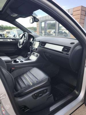 Pelēks Volkswagen Touareg 2012 Viļņa, ar dzinēja tilpumu 3.00 L un nobraukumu 234 tūkst. km par 11950 €, foto 12 vietnē AUTOMOTO.COM.LV
