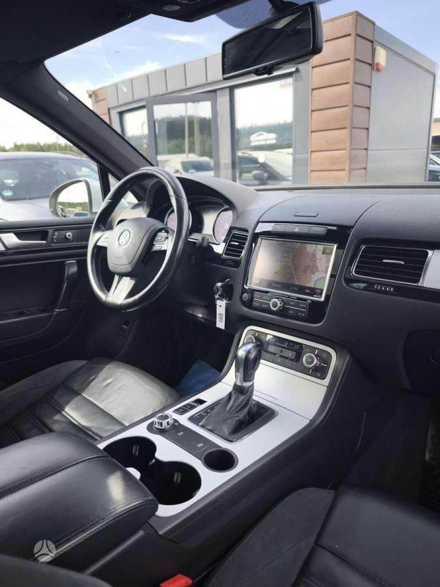 Pelēks Volkswagen Touareg 2012 Viļņa, ar dzinēja tilpumu 3.00 L un nobraukumu 234 tūkst. km par 11950 €, foto 13 vietnē AUTOMOTO.COM.LV