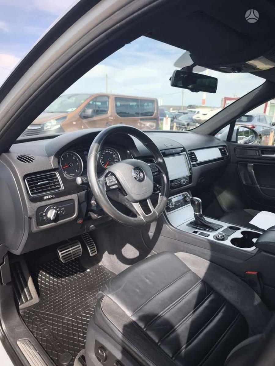 Pelēks Volkswagen Touareg 2012 Viļņa, ar dzinēja tilpumu 3.00 L un nobraukumu 234 tūkst. km par 11950 €, foto 18 vietnē AUTOMOTO.COM.LV