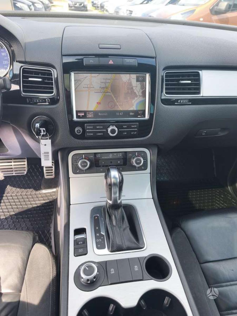 Pelēks Volkswagen Touareg 2012 Viļņa, ar dzinēja tilpumu 3.00 L un nobraukumu 234 tūkst. km par 11950 €, foto 20 vietnē AUTOMOTO.COM.LV