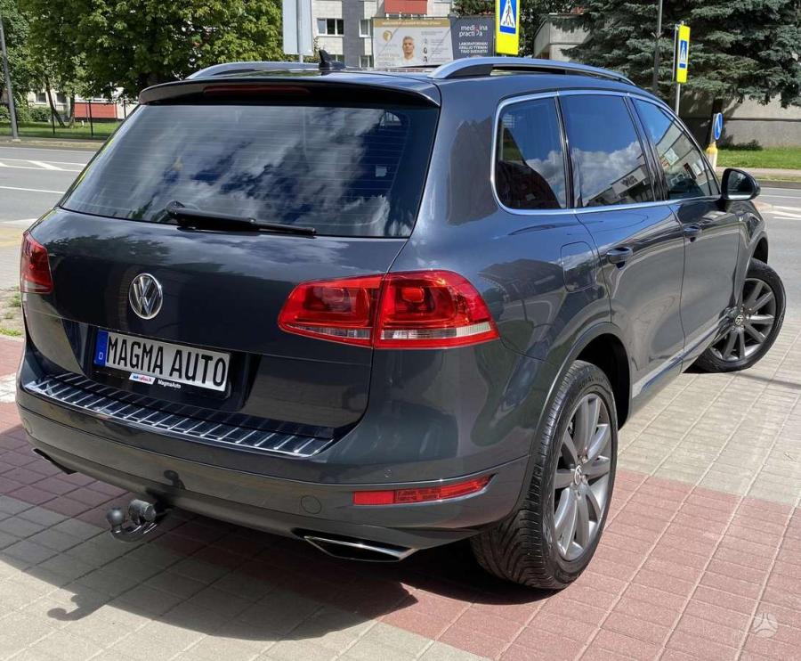 Grey Volkswagen Touareg 2012 in Marijampole, with an engine capacity of 2.97 L and mileage of 286 thousand km for 13550 €, photo 5 on AUTOMOTO.COM.LV
