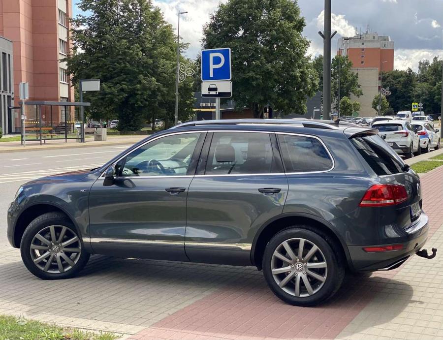 Grey Volkswagen Touareg 2012 in Marijampole, with an engine capacity of 2.97 L and mileage of 286 thousand km for 13550 €, photo 6 on AUTOMOTO.COM.LV