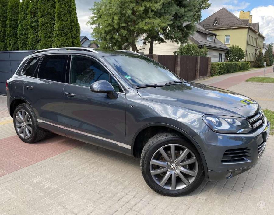 Grey Volkswagen Touareg 2012 in Marijampole, with an engine capacity of 2.97 L and mileage of 286 thousand km for 13550 €, photo 8 on AUTOMOTO.COM.LV