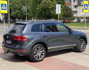 Grey Volkswagen Touareg 2012 in Marijampole, with an engine capacity of 2.97 L and mileage of 286 thousand km for 13550 €, photo 15 on AUTOMOTO.COM.LV