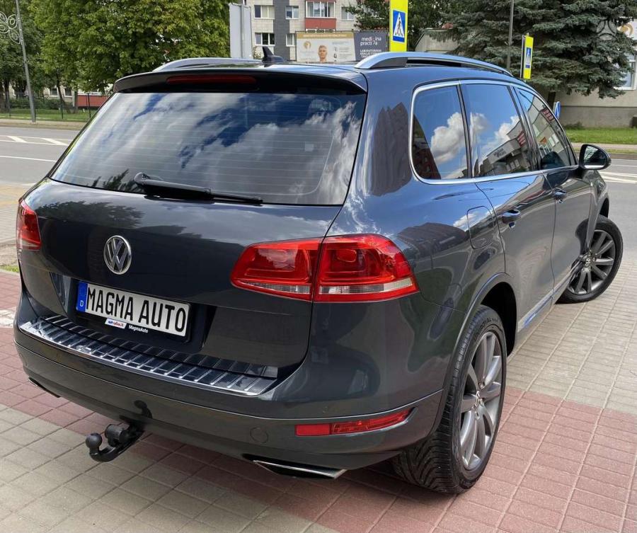 Grey Volkswagen Touareg 2012 in Marijampole, with an engine capacity of 2.97 L and mileage of 286 thousand km for 13550 €, photo 16 on AUTOMOTO.COM.LV