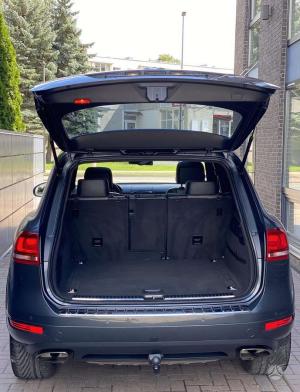 Grey Volkswagen Touareg 2012 in Marijampole, with an engine capacity of 2.97 L and mileage of 286 thousand km for 13550 €, photo 18 on AUTOMOTO.COM.LV