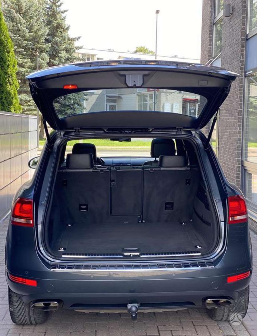 Grey Volkswagen Touareg 2012 in Marijampole, with an engine capacity of 2.97 L and mileage of 286 thousand km for 13550 €, photo 18 on AUTOMOTO.COM.LV