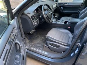 Grey Volkswagen Touareg 2012 in Marijampole, with an engine capacity of 2.97 L and mileage of 286 thousand km for 13550 €, photo 20 on AUTOMOTO.COM.LV