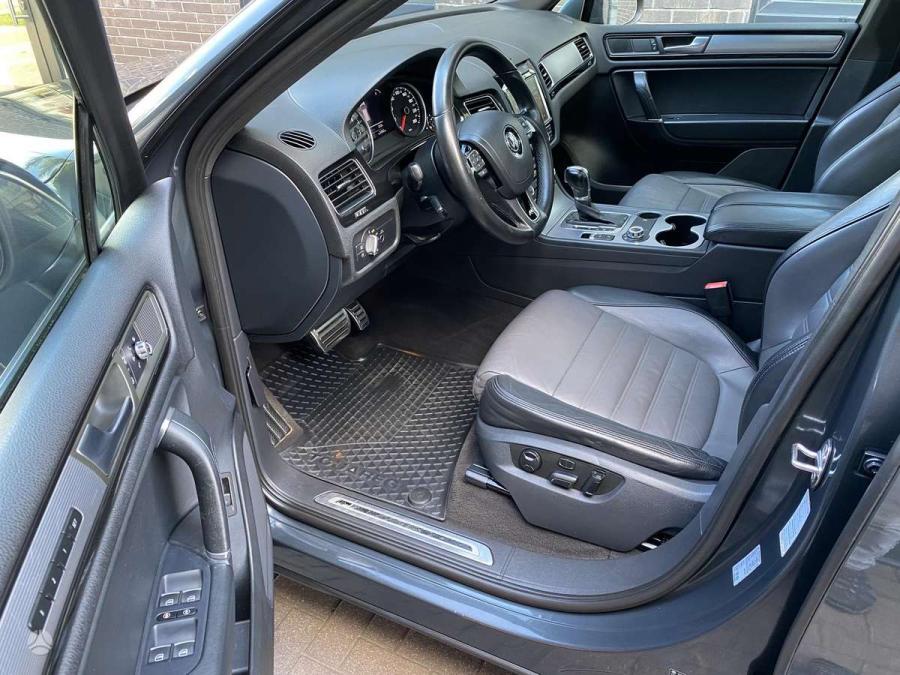 Grey Volkswagen Touareg 2012 in Marijampole, with an engine capacity of 2.97 L and mileage of 286 thousand km for 13550 €, photo 20 on AUTOMOTO.COM.LV