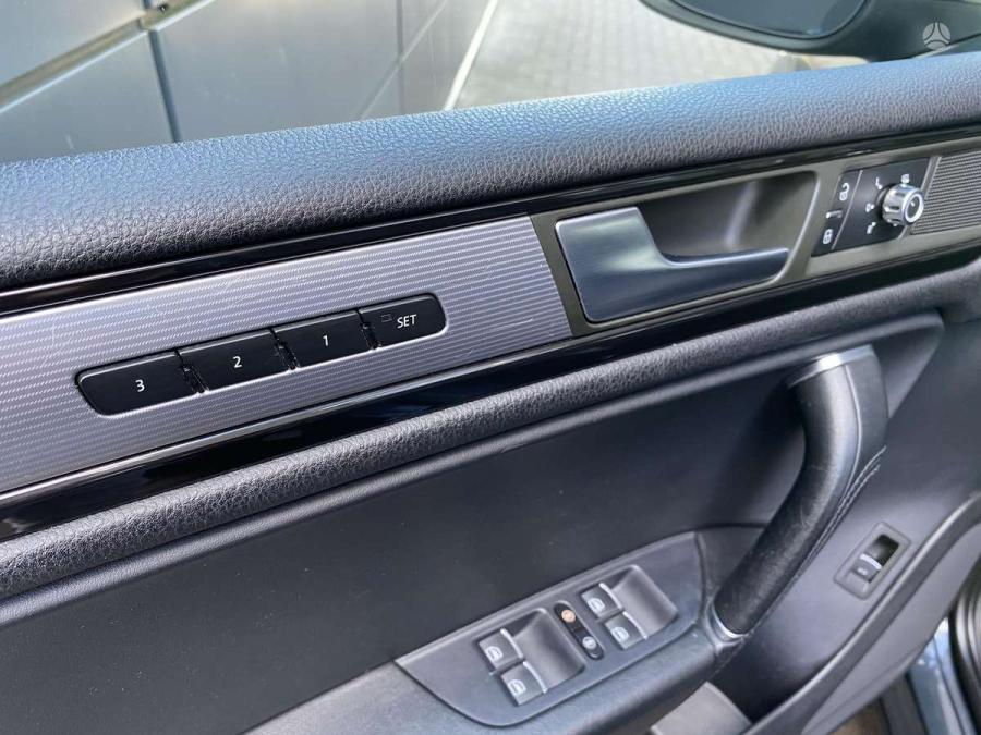 Grey Volkswagen Touareg 2012 in Marijampole, with an engine capacity of 2.97 L and mileage of 286 thousand km for 13550 €, photo 21 on AUTOMOTO.COM.LV