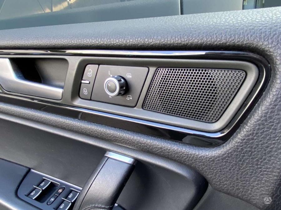 Grey Volkswagen Touareg 2012 in Marijampole, with an engine capacity of 2.97 L and mileage of 286 thousand km for 13550 €, photo 22 on AUTOMOTO.COM.LV