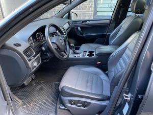 Grey Volkswagen Touareg 2012 in Marijampole, with an engine capacity of 2.97 L and mileage of 286 thousand km for 13550 €, photo 23 on AUTOMOTO.COM.LV