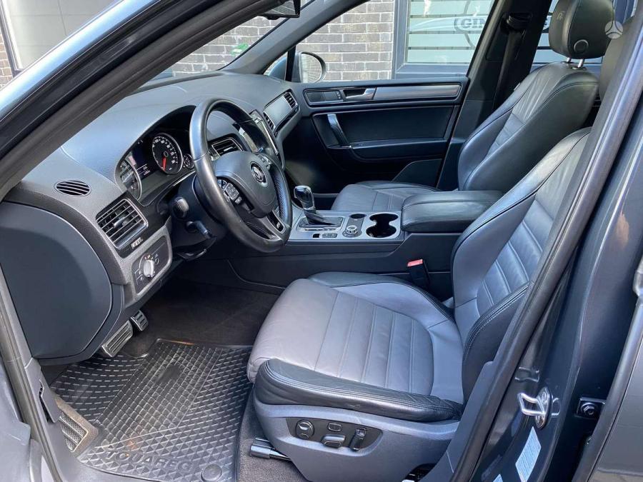 Grey Volkswagen Touareg 2012 in Marijampole, with an engine capacity of 2.97 L and mileage of 286 thousand km for 13550 €, photo 23 on AUTOMOTO.COM.LV